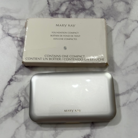 Mary Kay | Makeup | 33 Mary Kay Signature Refillable Powder Compact ...